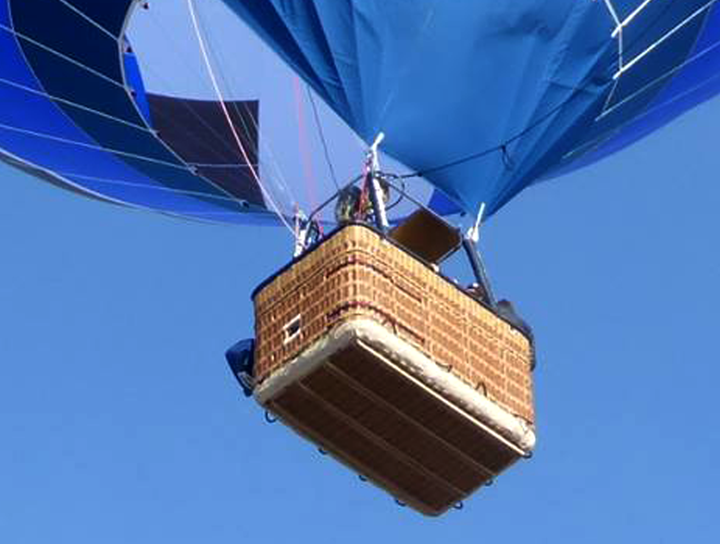 Single 'T' Partition - Woven Floor | Cameron Balloons